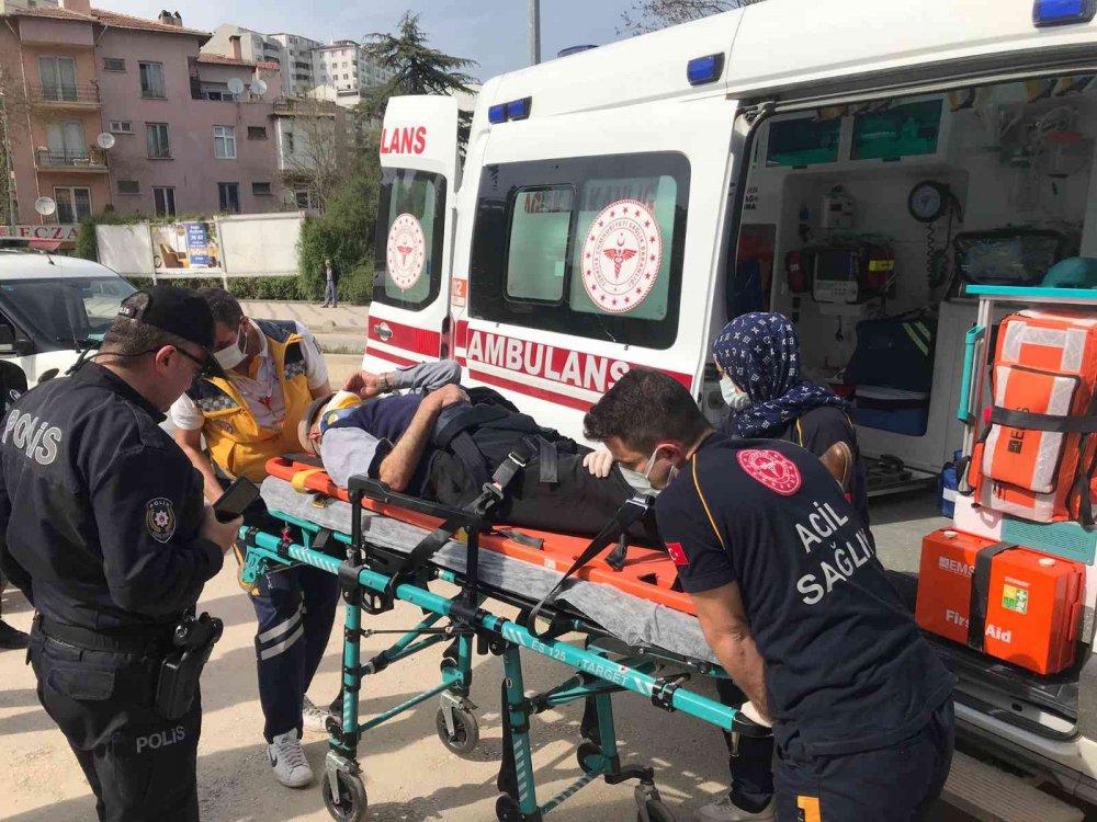 Yola aniden çıkan yaşlı adama motosiklet çarptı Yola aniden çıkan yaşlı adama motosiklet çarptı