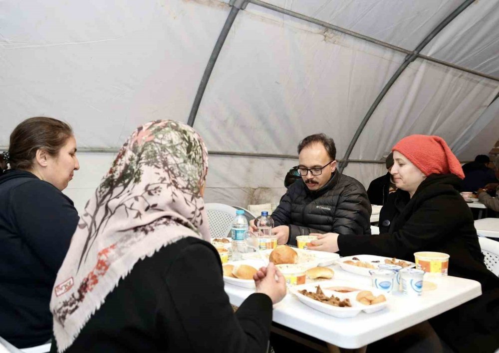 Vali Kızılkaya orucunu iftar çadırında depremzede vatandaşlarla açtı Vali Kızılkaya orucunu iftar çadırında depremzede vatandaşlarla açtı